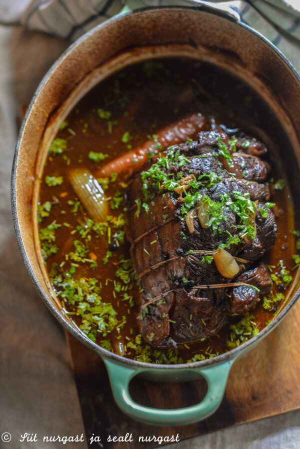 Aeglaselt küpsenud veiseliha punase veini kastmes